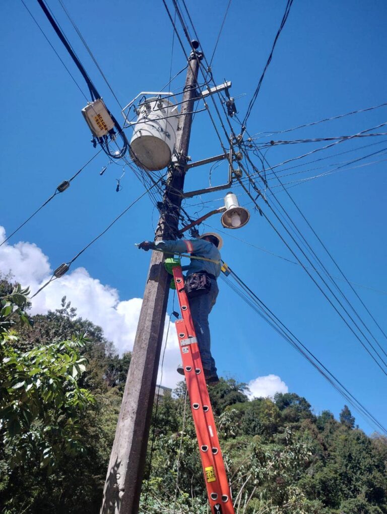 Personal de Alumbrado Público realiza cambio de focos, reparación de ...