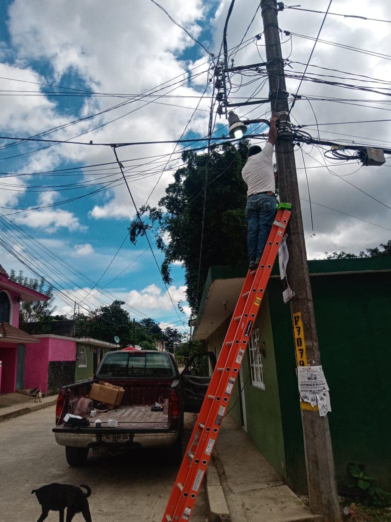 Personal de alumbrado público realizo re- conexiones y reparación de ...