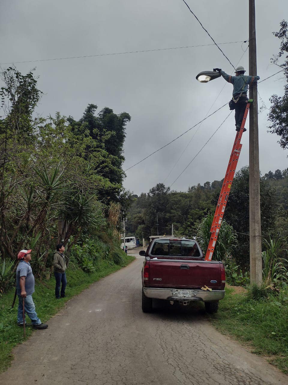 Cambios de foco, reconexiones por cable sulfatado, cambio y re conexión ...