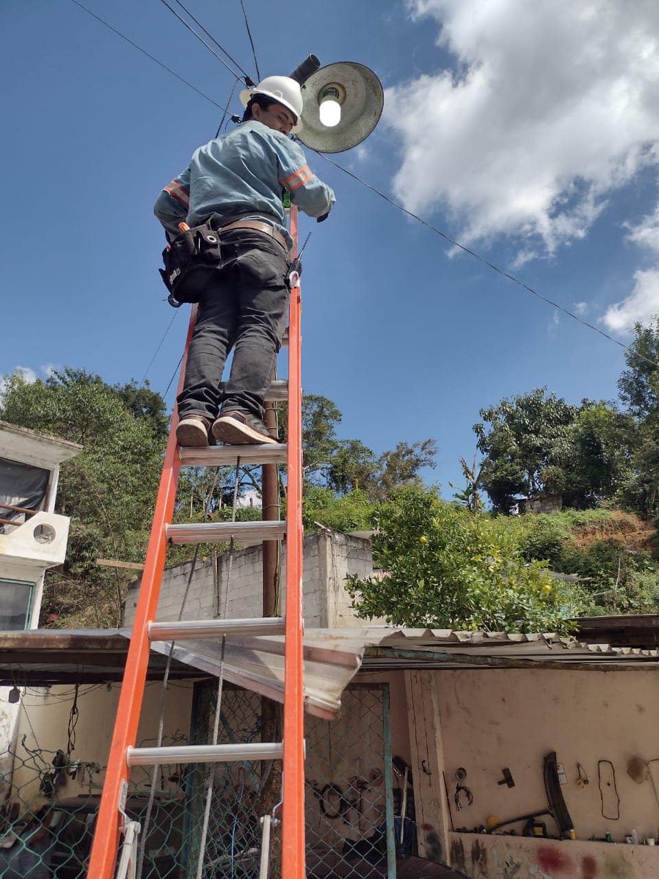 Cambios de foco, reconexiones por cable sulfatado, cambio y re conexión ...